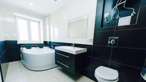 Apartamento (Lesi Ukrainki Boulevard 16) | Casa de banho