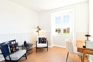 Suíte conforto | Área de estar | TV de tela plana 32 polegadas com canais a cabo, TV