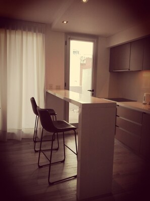 Apartamento Deluxe, 1 quarto | Minibar