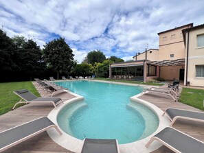 Piscina exterior sazonal 