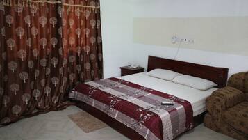 Quarto Duplo Standard | Secretária, Wi-fi grátis, roupa de cama fornecida