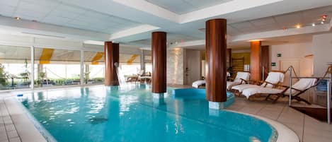 Piscina interna, funciona das 9h às 19h, espreguiçadeiras