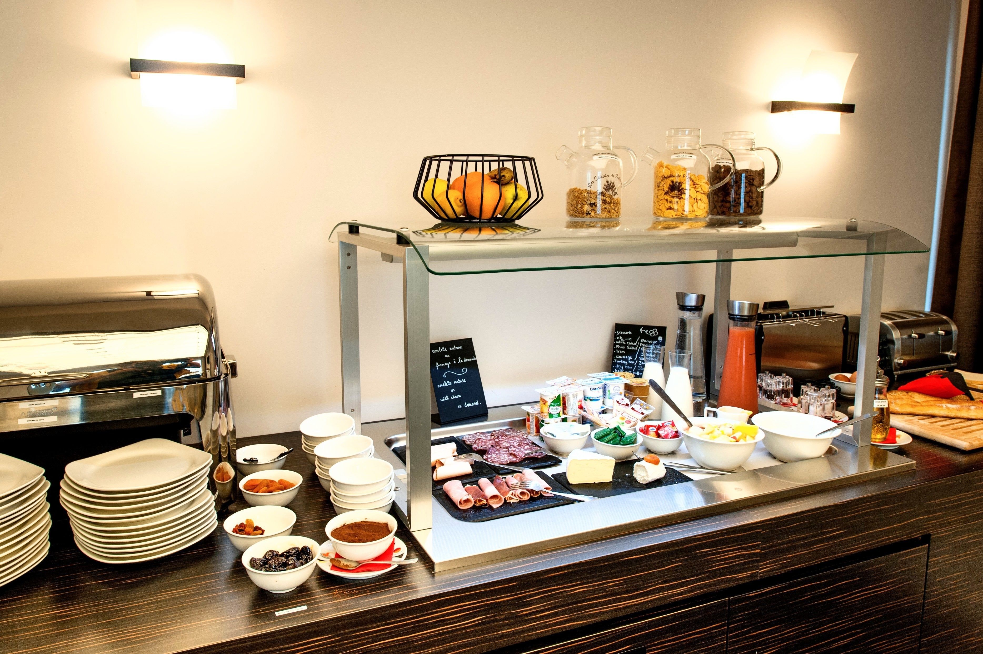 Buffet com diversos alimentos e acompanhamentos.
