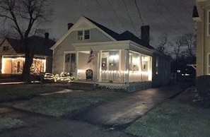 Fachada da propriedade à noite