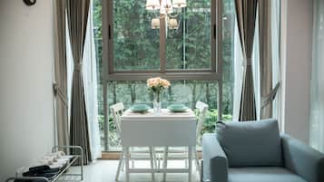 Condo superluxo, 1 quarto, acesso à piscina, no piso térreo | Escrivaninha, ferros/tábuas de passar roupa, Wi-Fi de cortesia