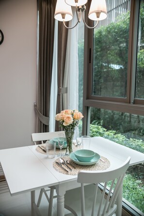 Apartamento de Luxo em Condomínio Fechado, 1 quarto, acesso à piscina, no rés do chão | Secretária, ferro/tábua de engomar, Wi-fi grátis 