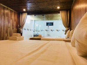 Quarto quádruplo família, 2 camas Queen | Frigobar, cofres nos quartos, individualmente mobiliados, escrivaninha