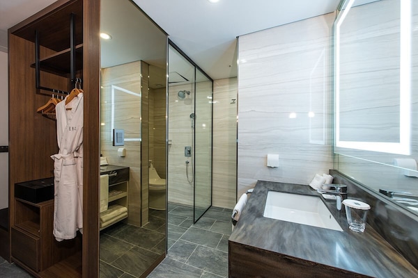 Quarto duplo standard (Bigger than most in Seoul) | Banheiro | Produtos de toalete de grife, secador de cabelo, roupões de banho