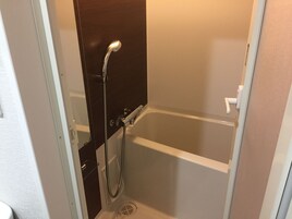 Uma combinação polibã/banheira, artigos de higiene pessoal grátis 