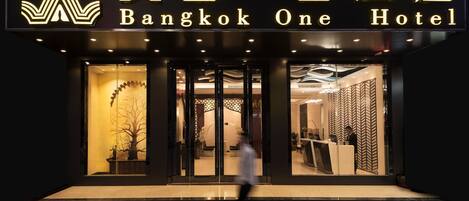 Fachada da propriedade à noite