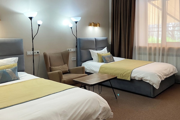 Quarto Twin Standard, vista para a montanha | Roupa de alta qualidade, minibar, cofre no quarto, secretária
