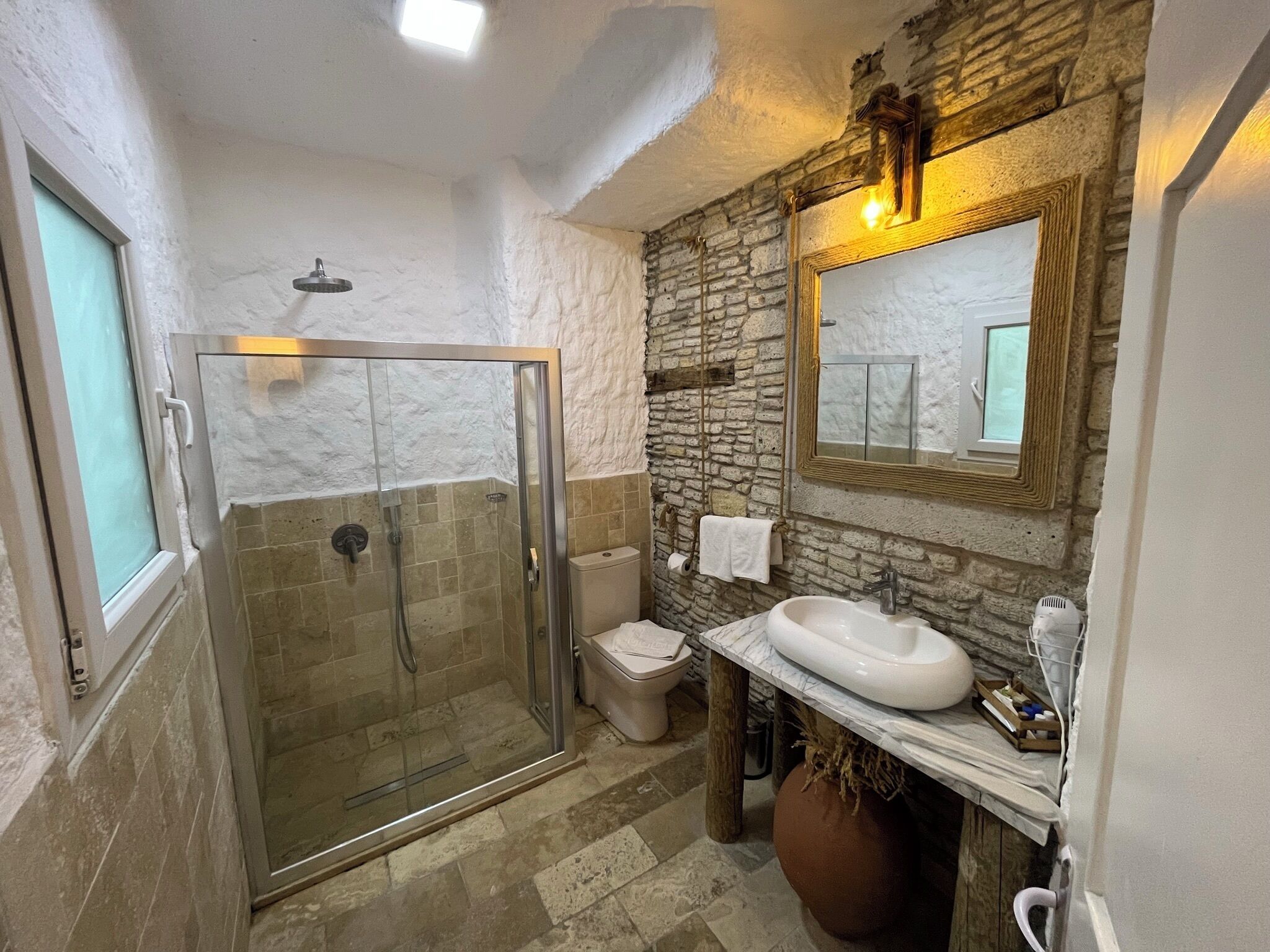 Quarto clássico | Banheiro | Chuveiro, produtos de toalete grátis, secador de cabelo, chinelos
