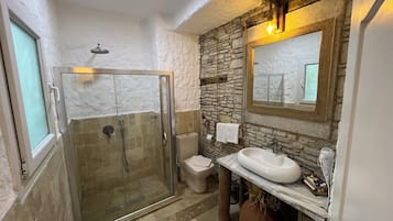 Quarto clássico | Banheiro | Chuveiro, produtos de toalete grátis, secador de cabelo, chinelos