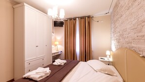 Quarto casal clássico, 1 cama Queen | Roupas de cama premium, edredons de pluma, cofres nos quartos