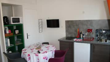 Apartamento (Fernandel) | Kitchenette privada | Um frigorífico, um micro-ondas, um forno, uma placa de cozinha