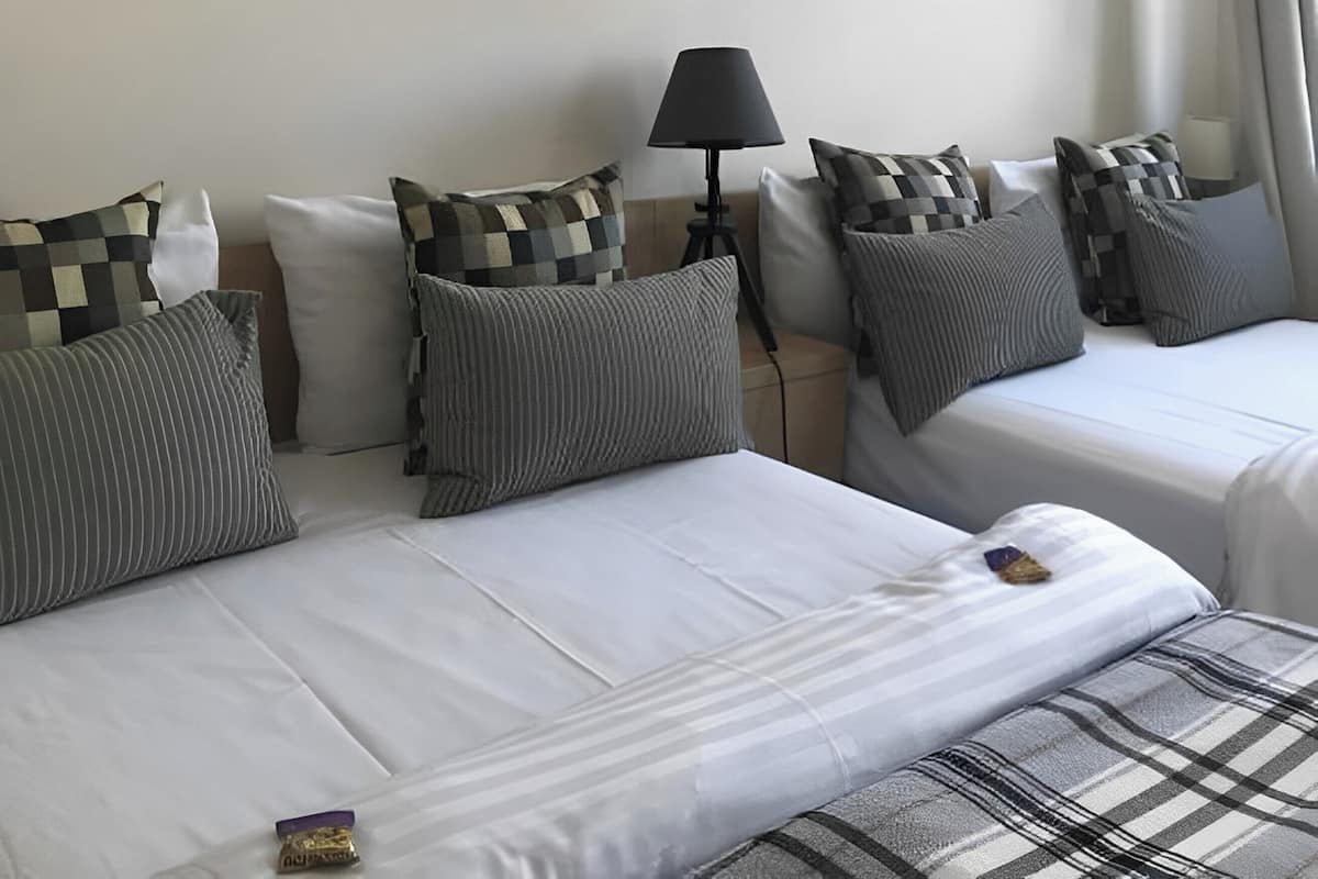 Quarto quádruplo standard | Roupas de cama antialérgicas, escrivaninha, Wi-Fi de cortesia