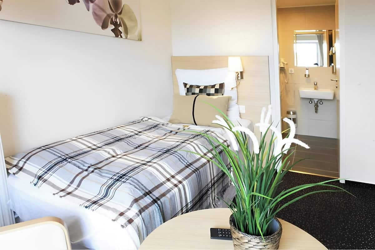 Quarto solteiro, sacada | Roupas de cama antialérgicas, escrivaninha, Wi-Fi de cortesia