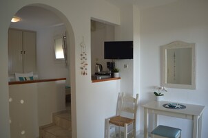 Quarto quádruplo | Escrivaninha, ferros/tábuas de passar roupa, Wi-Fi de cortesia