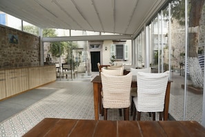 Café da manhã com buffet grátis todos os dias