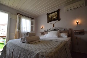 Quarto, vista para a piscina | Frigobar, cofres nos quartos, individualmente decorados, escrivaninha