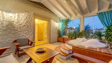 Suite de Luxo, 1 cama queen-size, banheira de hidromassagem, vista para a piscina | Vista do quarto