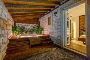 Quarto exclusivo, 1 cama Queen, banheira de hidromassagem, vista para a piscina | Vista do quarto