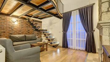 Suíte estúdio família, 1 cama Queen e sofá-cama, lareira, vista para a piscina | Frigobar, cofres nos quartos, escrivaninha, quartos à prova de som