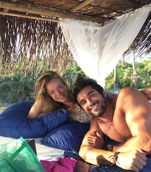 Na praia, prática de vôlei de praia, bar na praia 