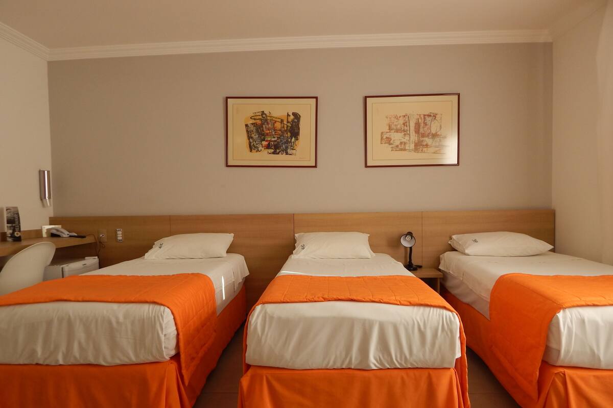Quarto triplo | Frigobar, cofres nos quartos, escrivaninha