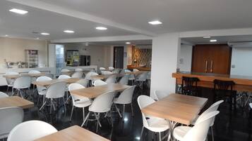 Pequenos-almoços e jantares servidos