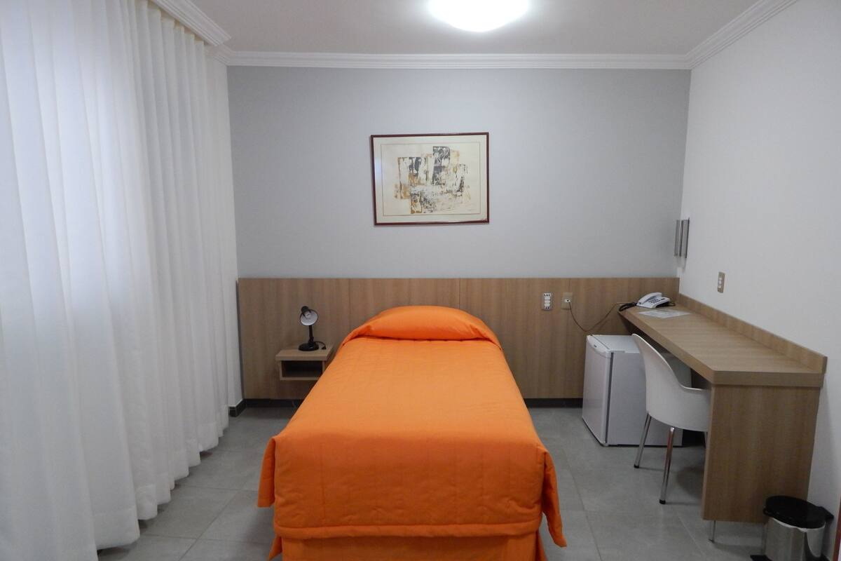 Quarto solteiro | Frigobar, cofres nos quartos, escrivaninha