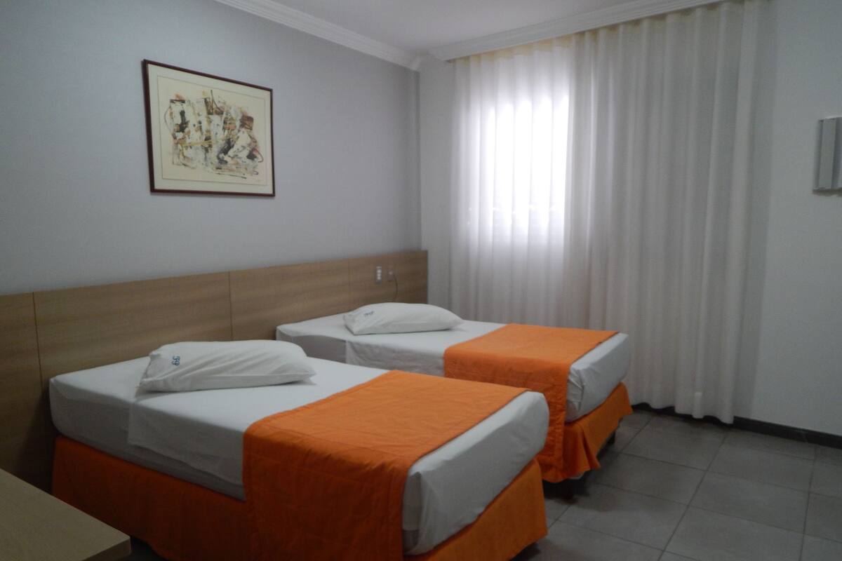Quarto duplo | Frigobar, cofres nos quartos, escrivaninha