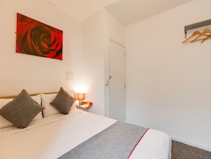 Quarto casal, 1 cama de casal | Escrivaninha, ferros/tábuas de passar roupa, berços grátis