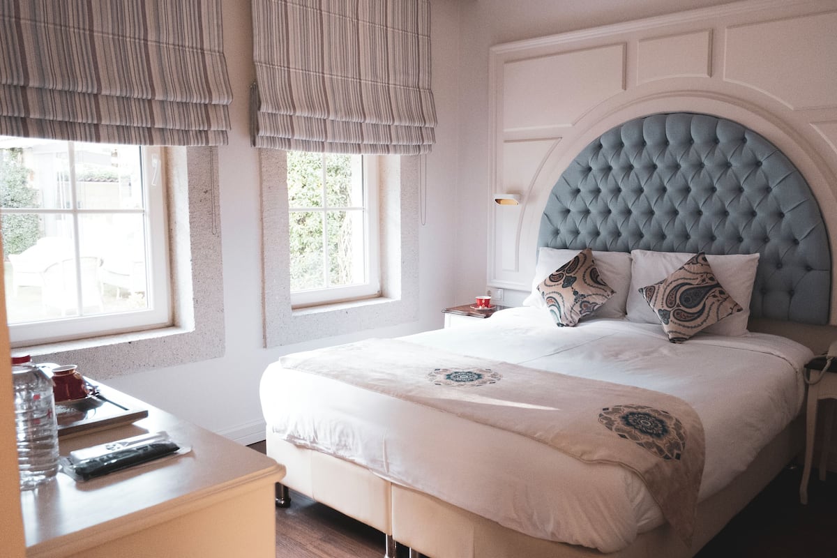 Deluxe Tek Büyük Yataklı Oda | Roupas de cama premium, frigobar, cofres nos quartos, escrivaninha