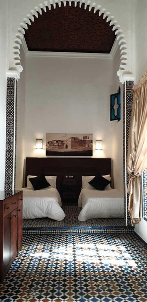 Quarto Comfort, 2 camas individuais (Bab Okla) | Roupa de alta qualidade, edredões de penas 