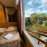 Cortinas blackout, Wi-Fi de cortesia, acesso para cadeiras de rodas