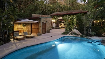 Fachada do alojamento (tarde/noite)