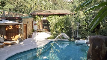 Piscina exterior, espreguiçadeiras