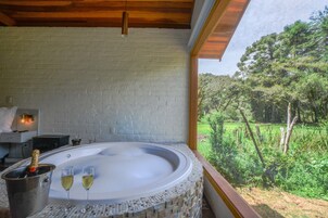 Chale Prime com Hidro,Varanda e Cama extra 60m | Banheira de hidromassagem particular