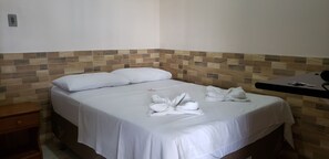 Quarto duplo standard, 2 camas de solteiro | Frigobar, escrivaninha, cortinas blackout, ferros/tábuas de passar roupa