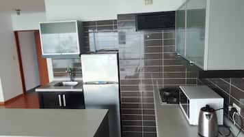 Apartamento, 1 quarto, vista para o oceano | Cozinha privada | Um frigorífico, um micro-ondas, uma cafeteira/bule
