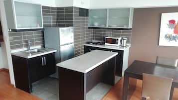 Apartamento, 1 quarto, vista para o oceano | Cozinha privada | Um frigorífico, um micro-ondas, uma cafeteira/bule