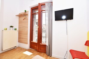 Quarto Duplo, casa de banho partilhada (2) | Secretária, secretária adequada para computadores portáteis