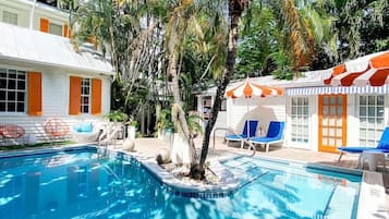 Piscina externa, guarda-sóis, espreguiçadeiras