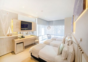 Quarto luxo, várias camas | Frigobar, cofres nos quartos, escrivaninha, quartos à prova de som