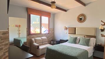 Quarto casal, 1 cama de casal | Frigobar, cofres nos quartos, escrivaninha