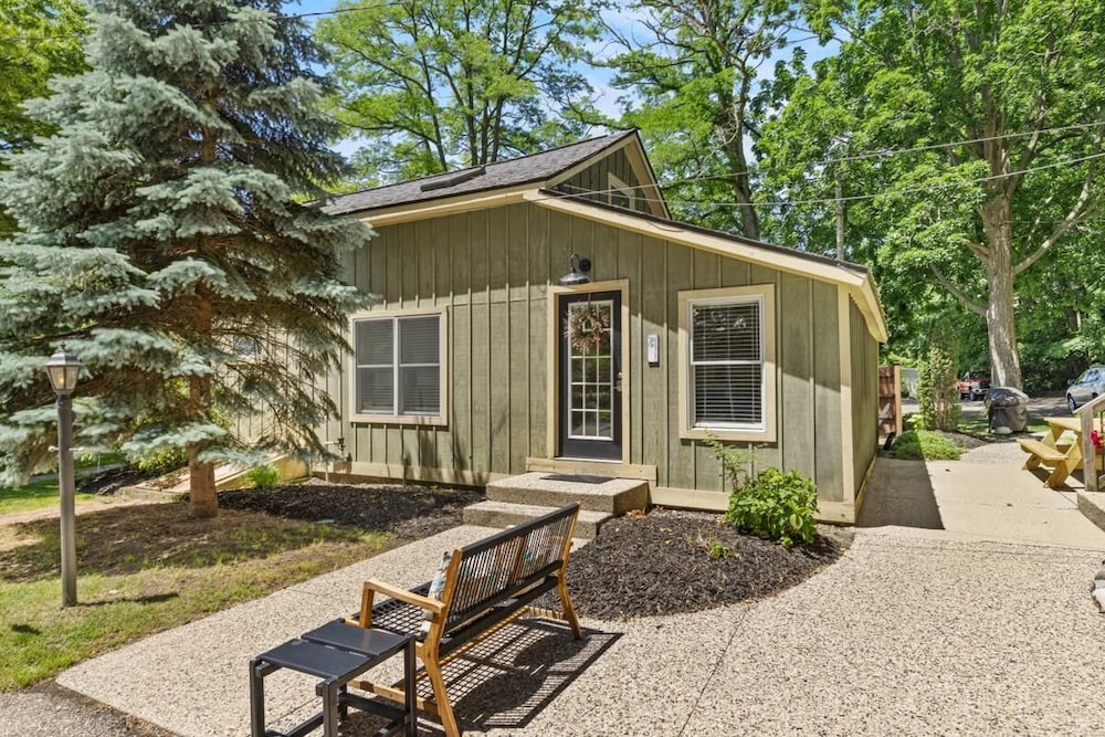 Hummingbird - One Bedroom Apartment, Sleeps 2 - Saugatuck, MI