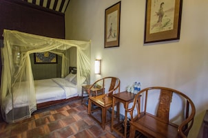 Quarto casal conforto | Escrivaninha, cortinas blackout, Wi-Fi de cortesia