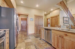 Casa geminada, 3 quartos | Cozinha privada | Geladeira grande, micro-ondas, fogão, cooktop