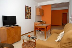 Apartamento, 1 quarto | Sala de estar | TV de tela plana